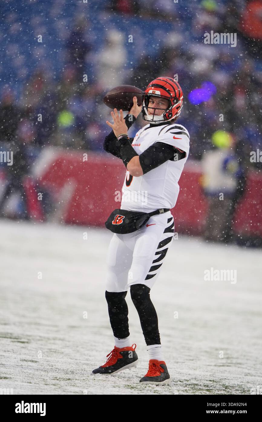 Cincinnati Bengals quarterback Joe Burrow (9) warms up before an NFL ...