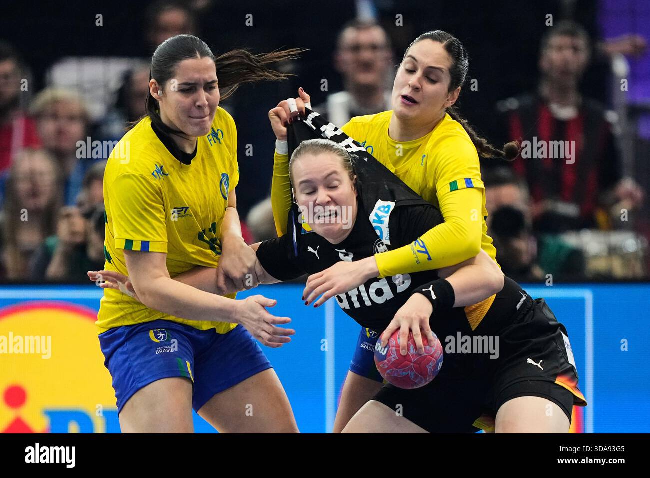 Jhennifer Rosa Lopes Dos Santos of Brazil, right, holds Lisa Antl of ...