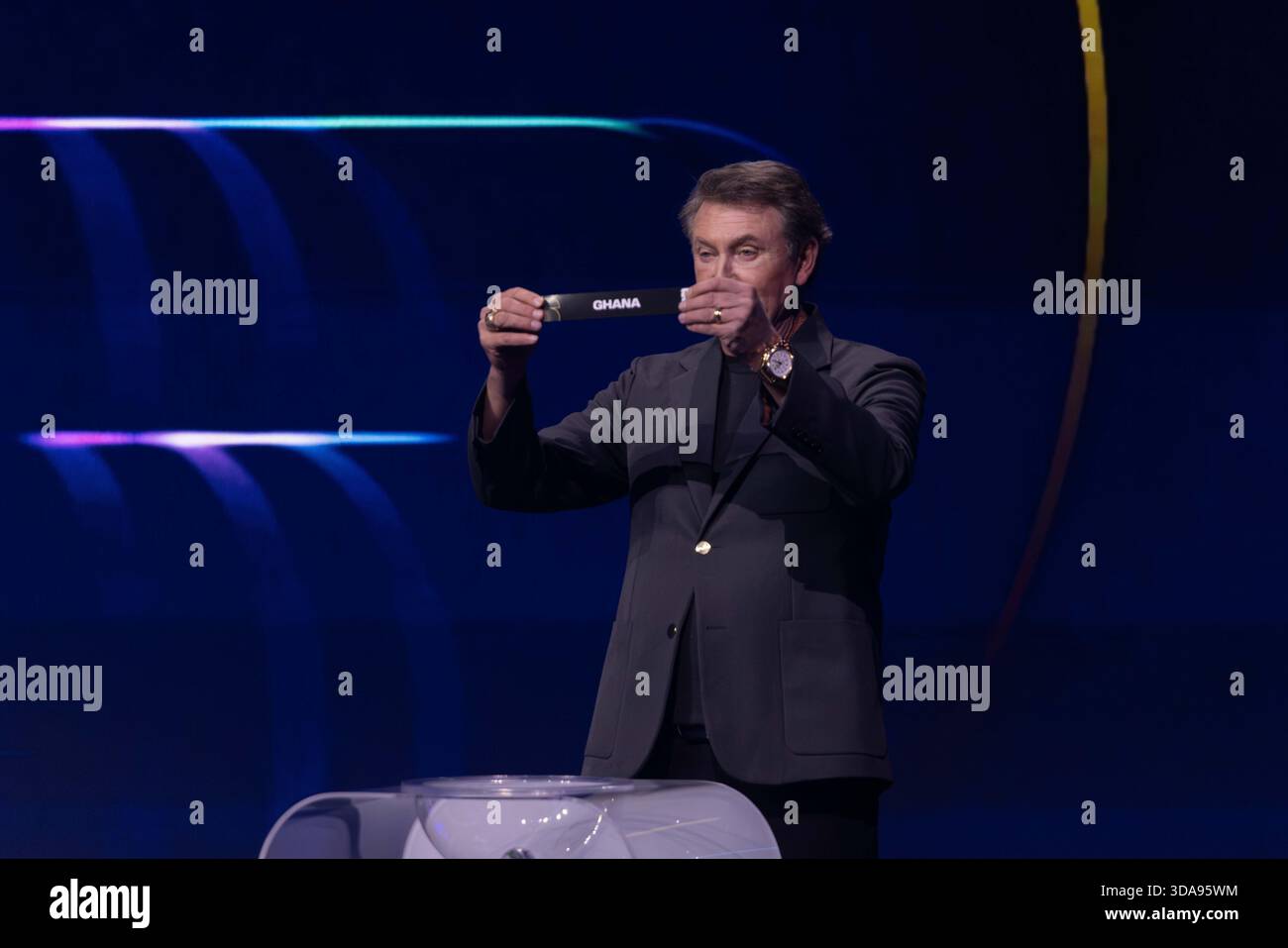 Assistant draw official Wayne Gretzky during the Official Draw for the ...
