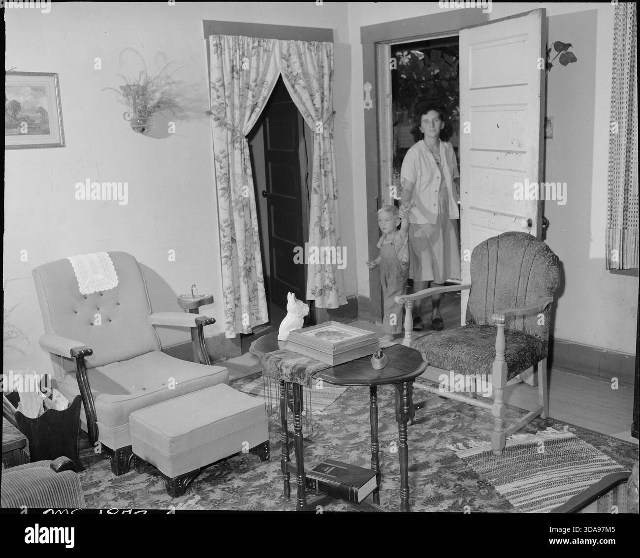 House wife 1950 Black and White Stock Photos & Images - Alamy