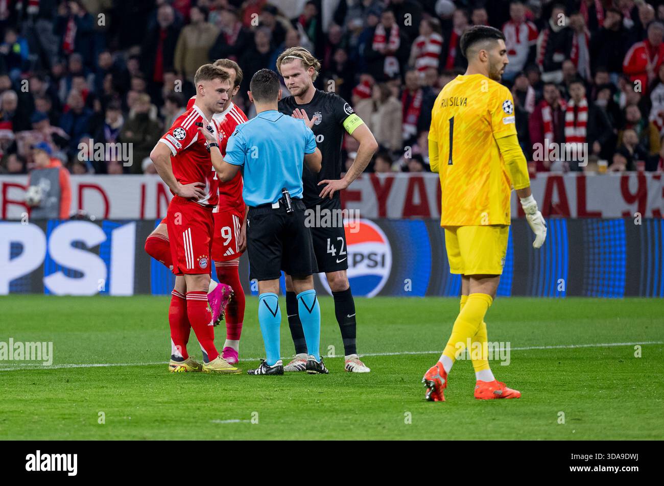 Discussion between Joshua Kimmich (FC FC Bayern Munich, #6) and ...