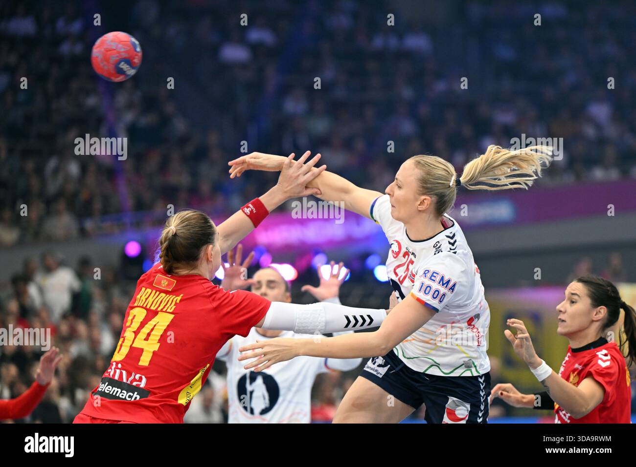 09 December 2025, North Rhine-Westphalia, Dortmund: Handball, Women ...