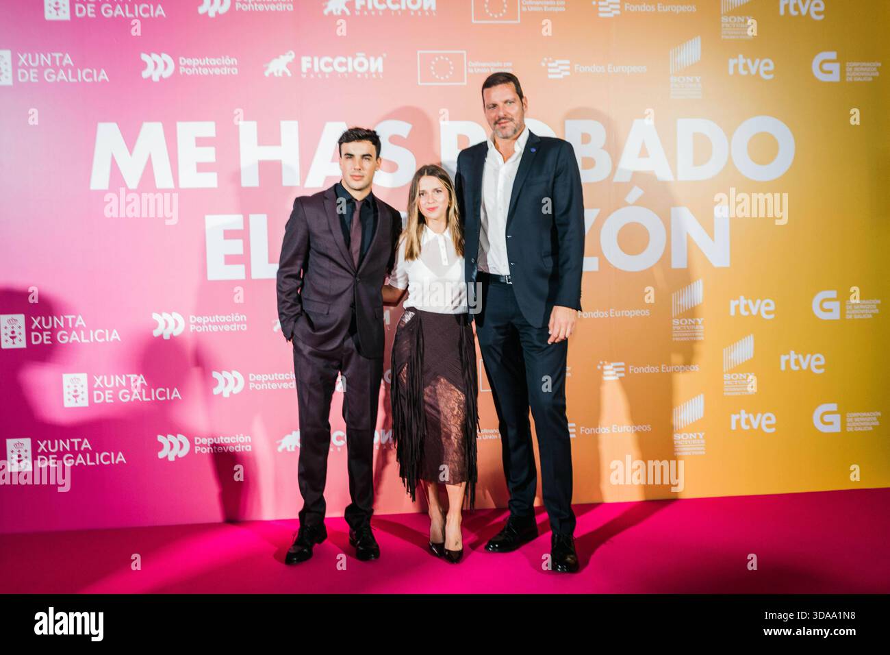 (L-R) Actors Óscar Casas and Ana Jara and the Regional Minister of ...