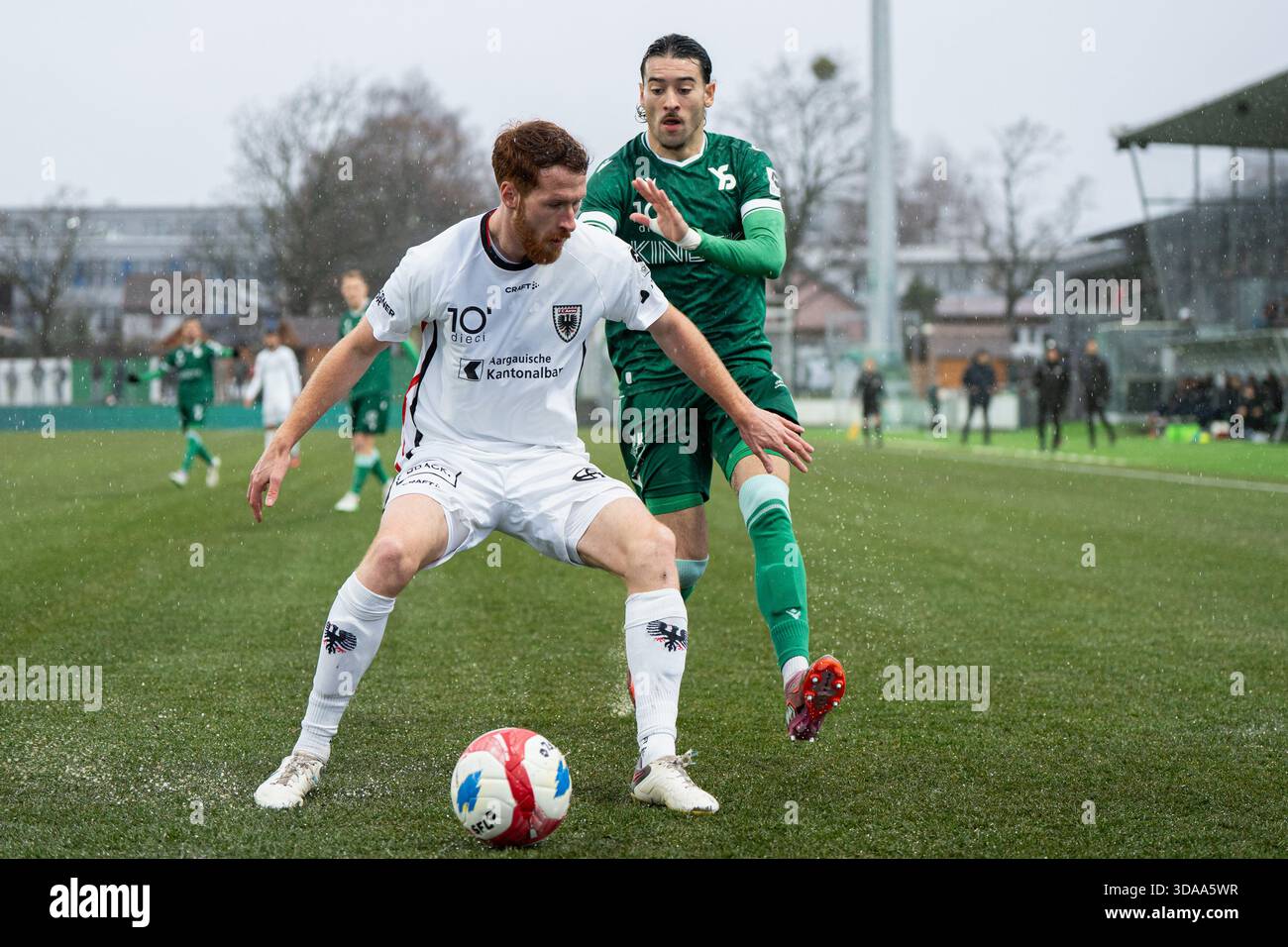 Serge Müller (15 Aarau) protecting the ball from Elias Pasche (44 YS ...