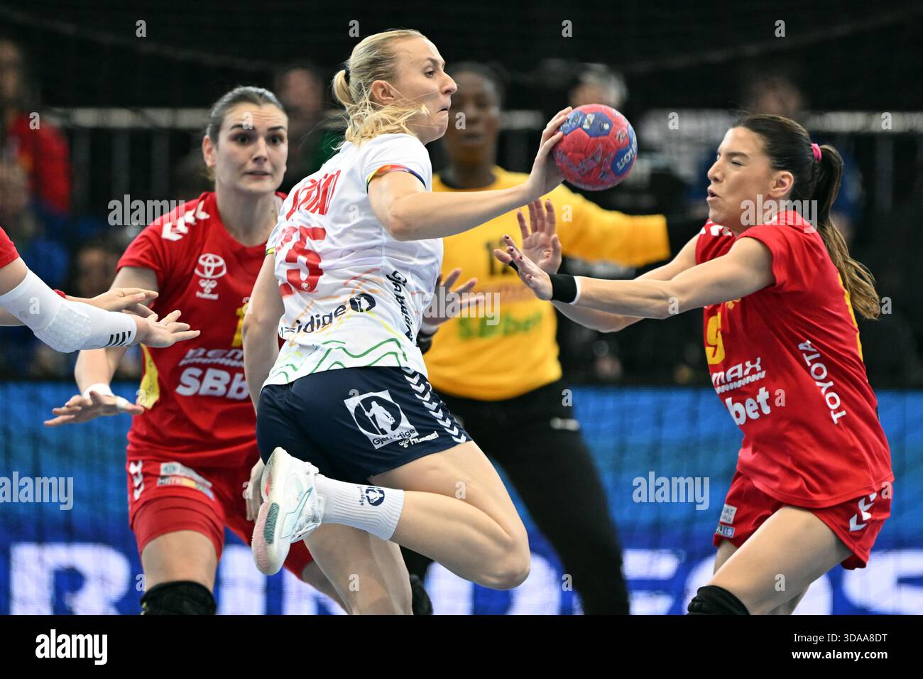 09 December 2025, North Rhine-Westphalia, Dortmund: Handball, Women ...