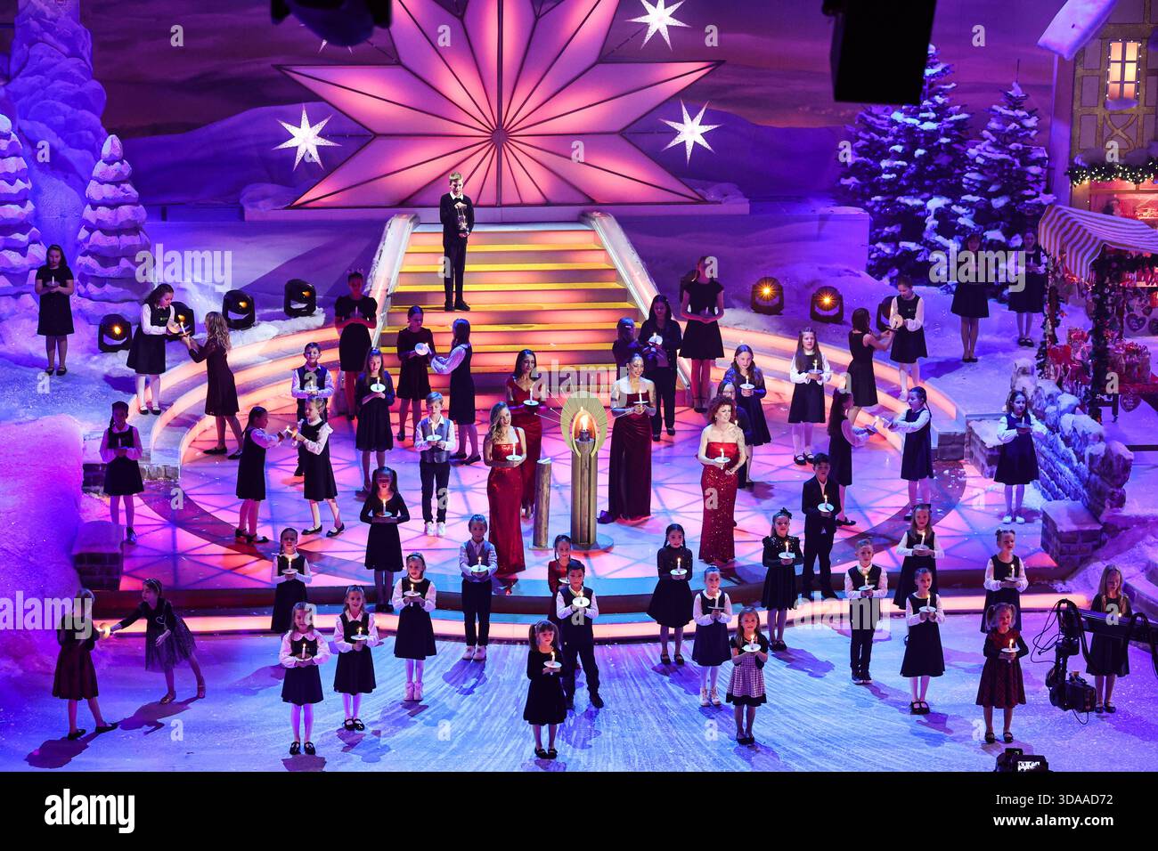 No Angels - v.l. Sandy Mölling, Nadja Benaissa, Friedenslichtkind 2025 Florian Mitter, Jessica ...