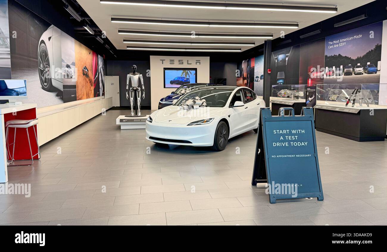 Tesla store at mall hi-res stock photography and images - Alamy