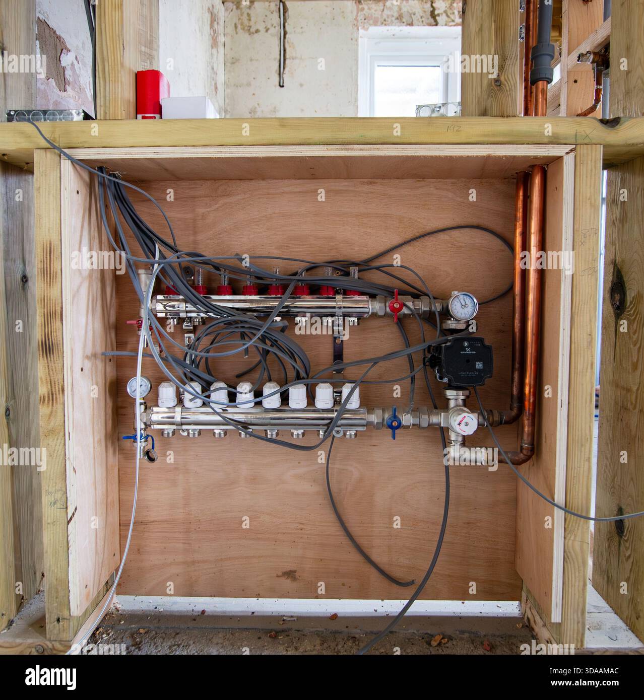 Underfloor heating manifold system with thermostatic valves and copper ...