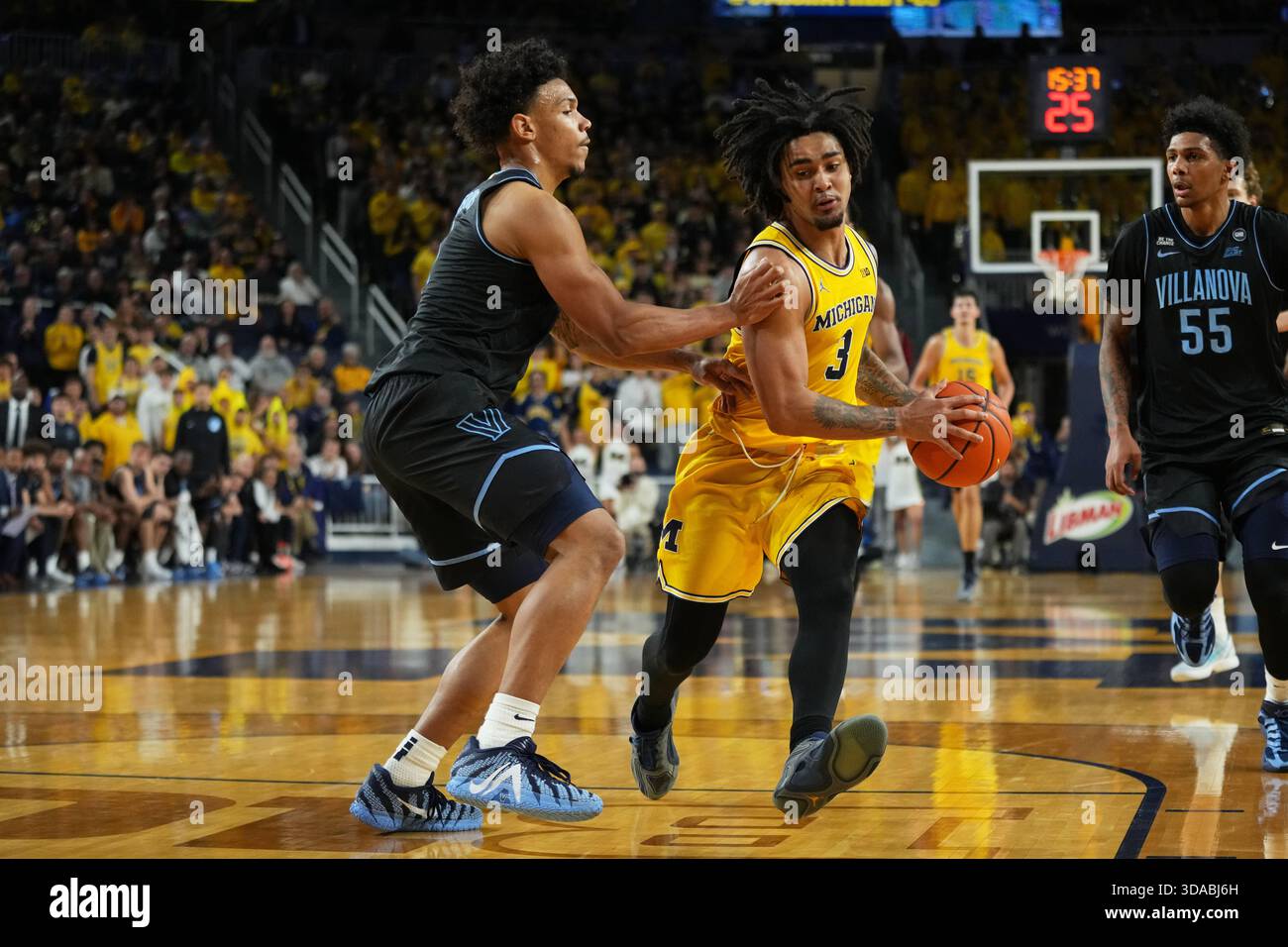 Michigan guard Elliot Cadeau, right, drives against Villanova guard ...
