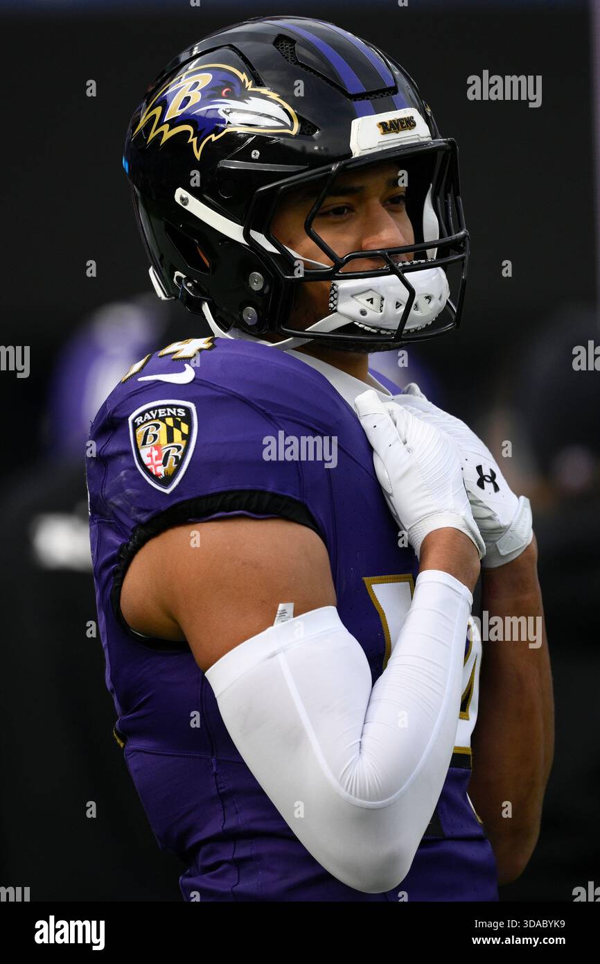 Baltimore Ravens safety Kyle Hamilton (14) warms up before an NFL ...