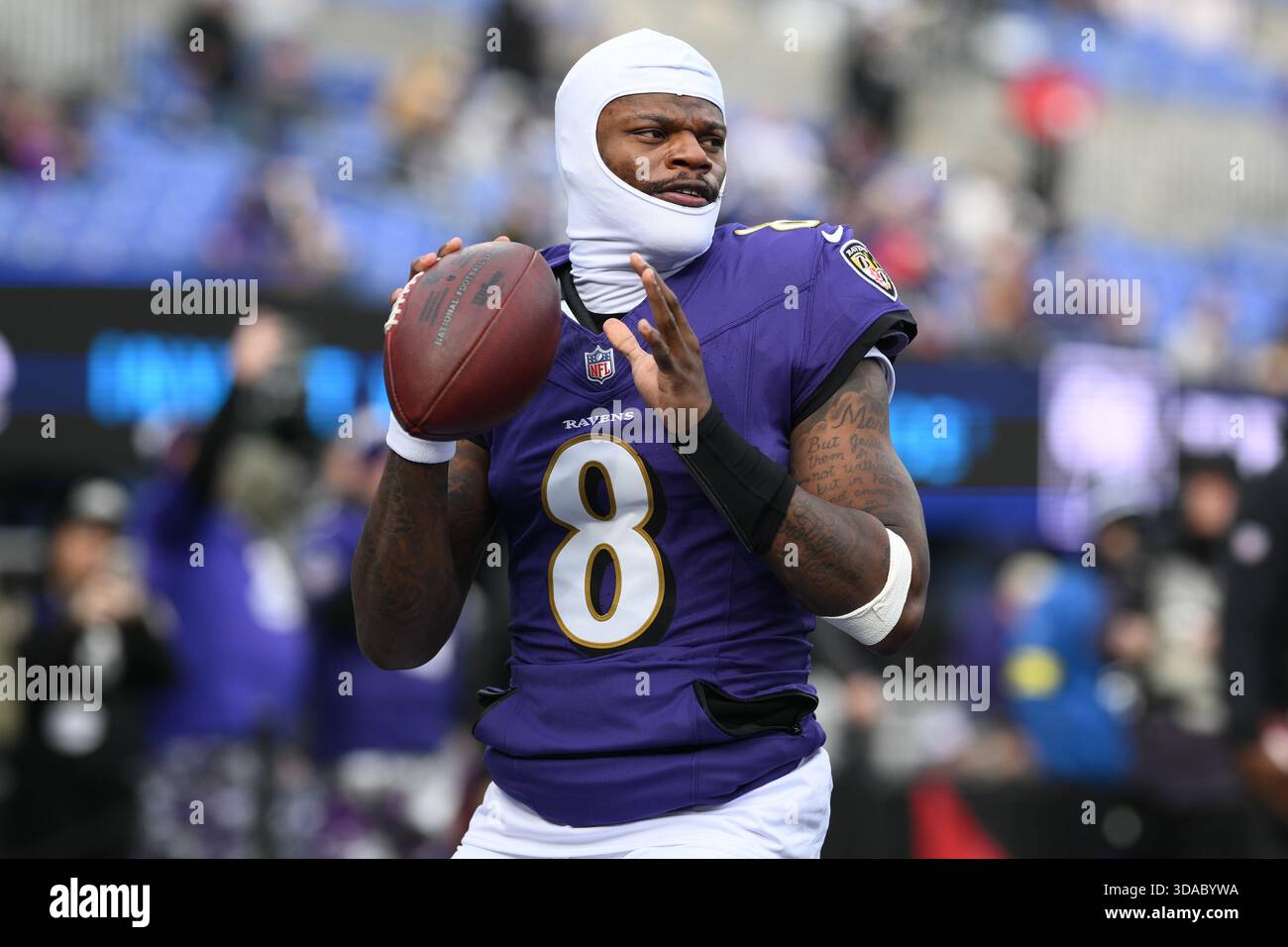 Baltimore Ravens quarterback Lamar Jackson (8) warms up before an NFL ...