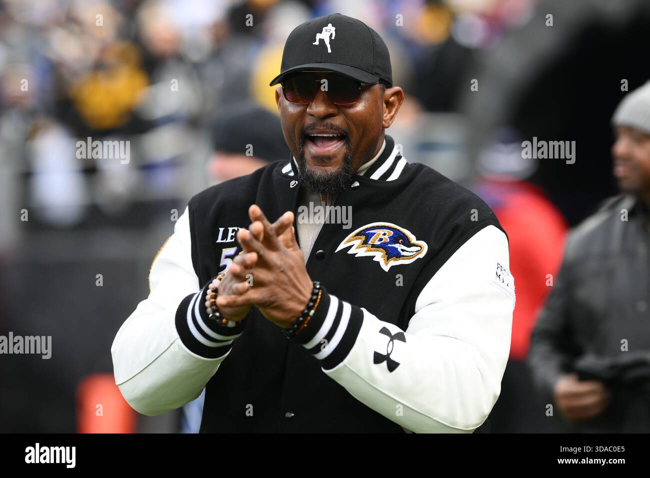 Former Baltimore Ravens linebacker Ray Lewis cheers before an NFL ...