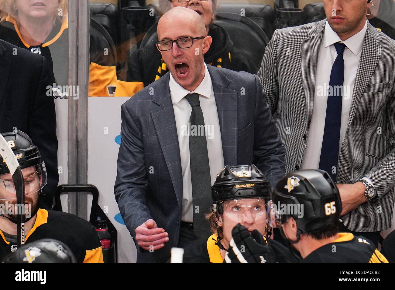 Pittsburgh Penguins head coach Dan Muse gives instructions during the ...