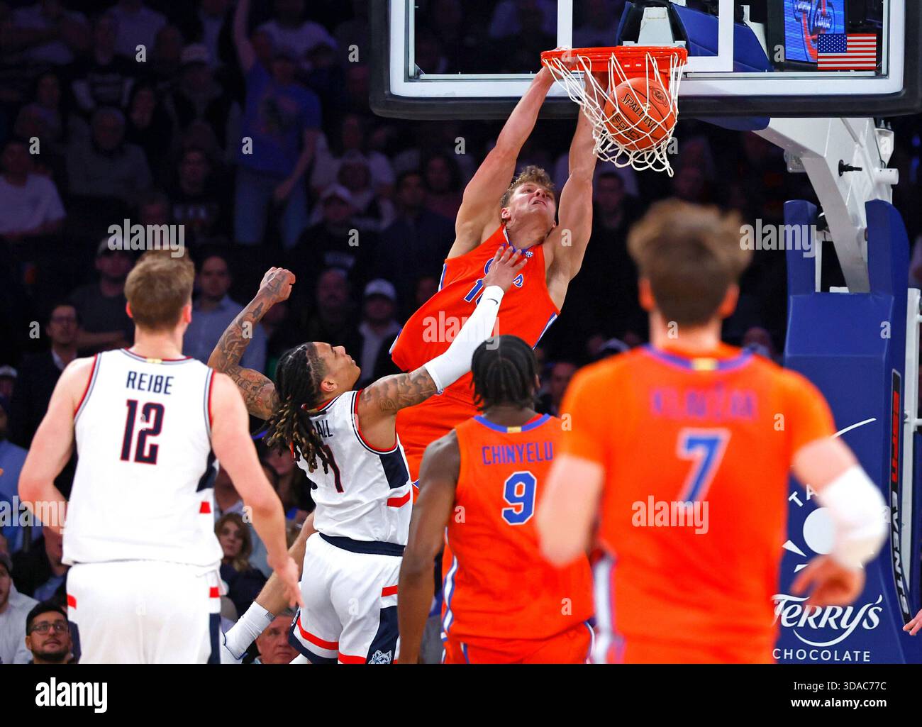 Florida forward Thomas Haugh (10) dunks against UConn guard Solo Ball ...