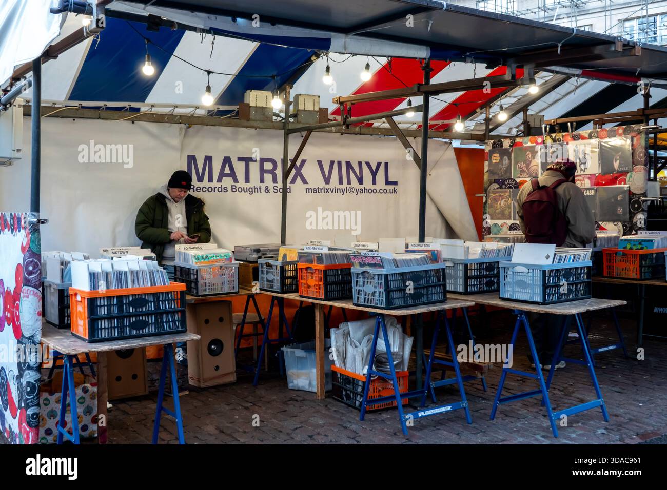 Record shop vinyl hi-res stock photography and images - Alamy
