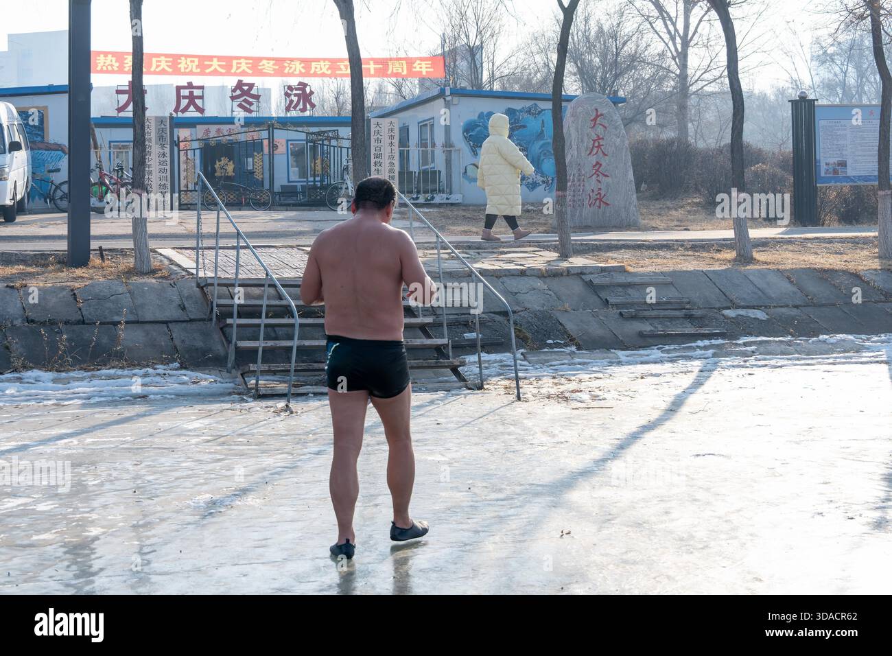 Winter swimming enthusiasts swim in the icy water in Daqing City ...