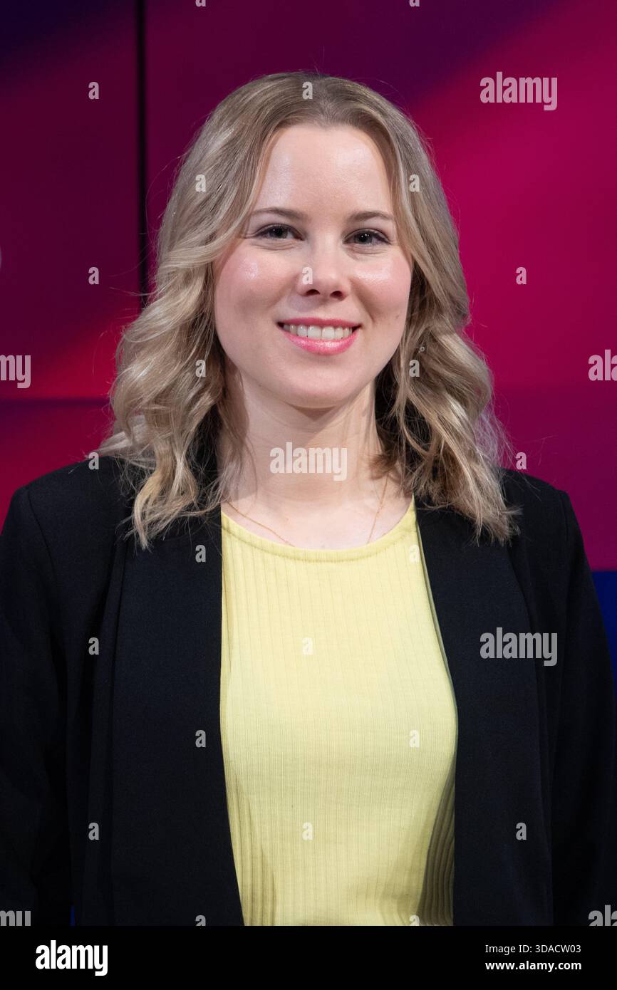 Julia RUHS (Journalist, presenter, Bavarian Broadcasting) Portrait ...