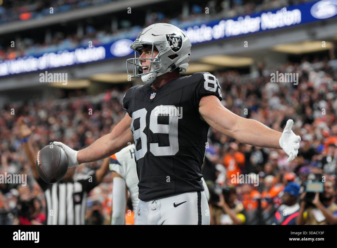 Las Vegas Raiders tight end Brock Bowers (89) scores a touchdown during ...