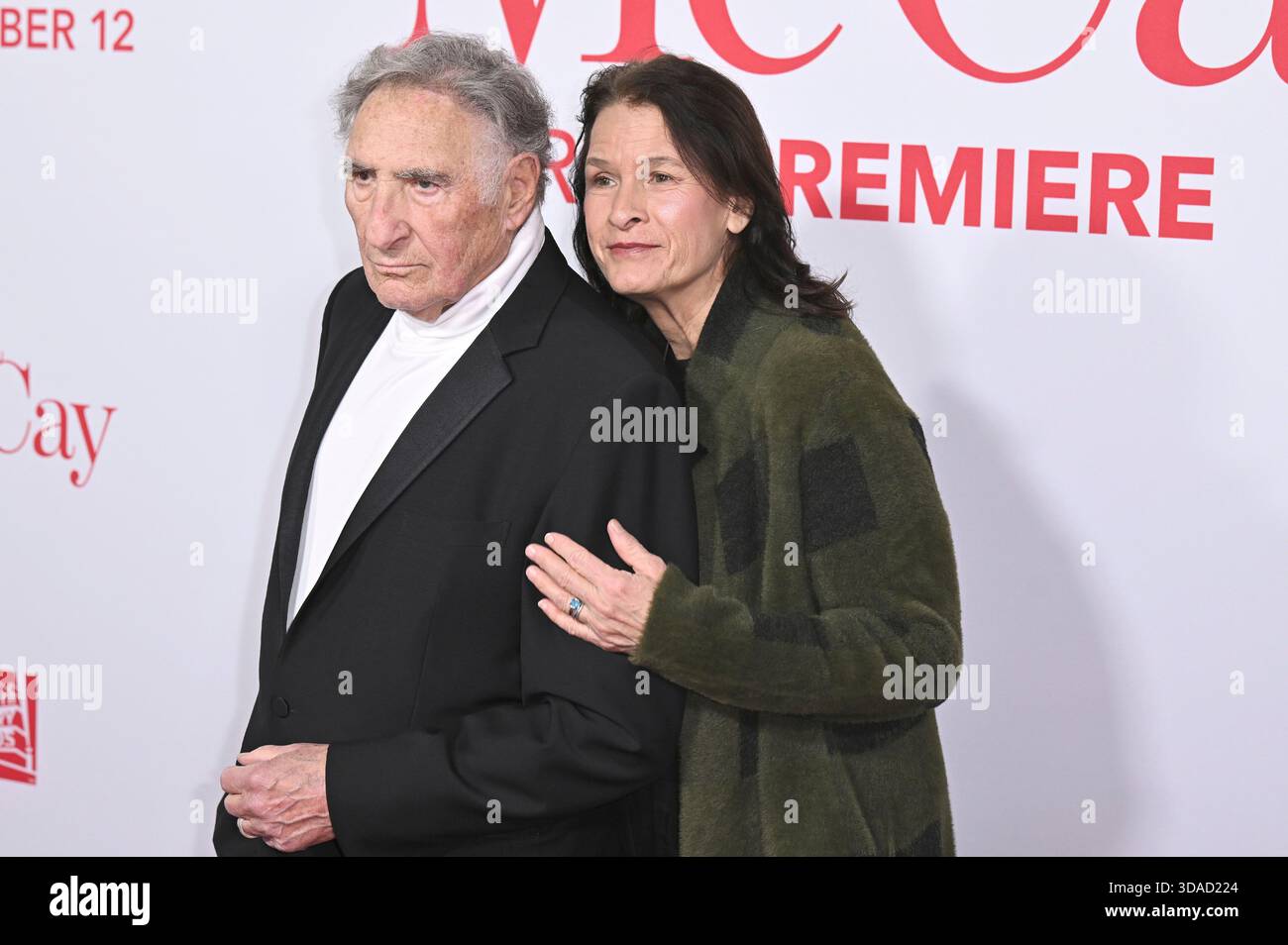 Judd hirsch theatre hi-res stock photography and images - Alamy