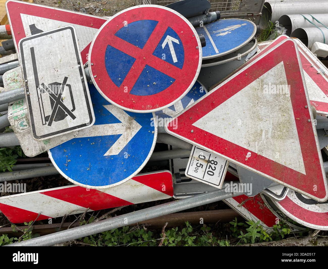 Construction road signs storage hi-res stock photography and images - Alamy