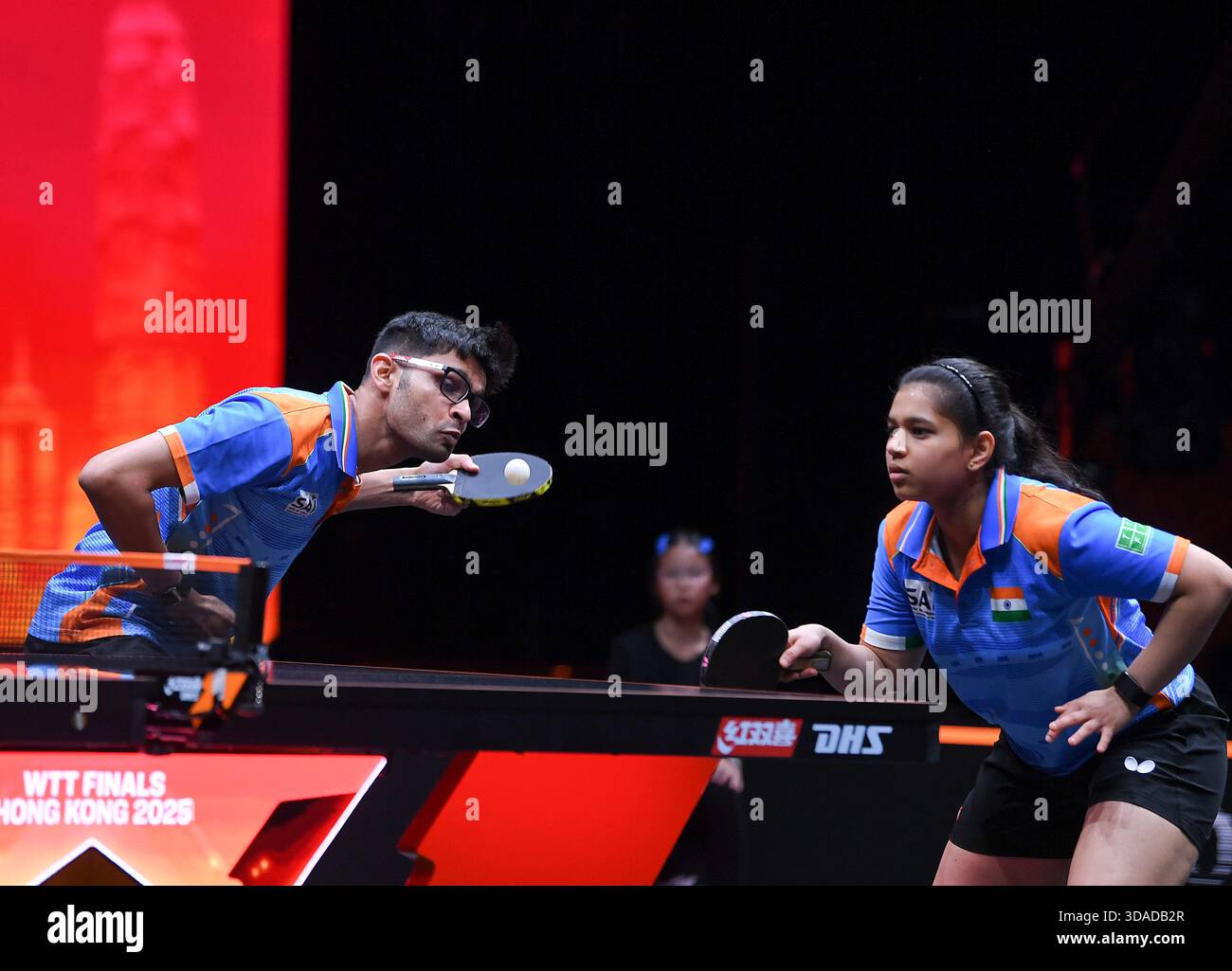 (251210) -- HONG KONG, Dec. 10, 2025 (Xinhua) -- Manush Shah (L)/Diya ...