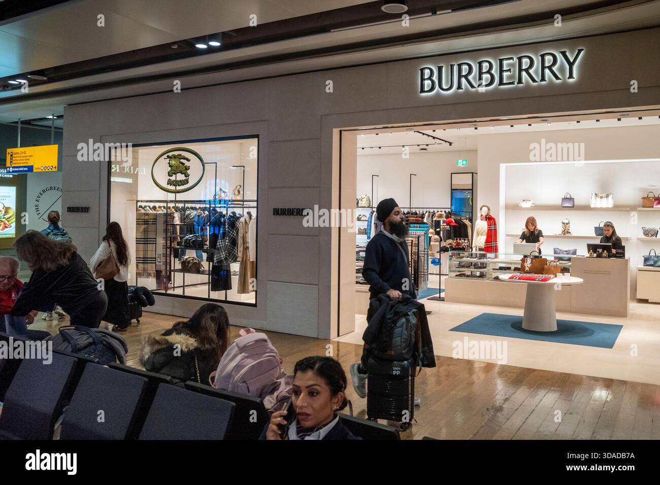London, UK. 10 December 2025. Passengers at Heathrow Airport Terminal 3 ...