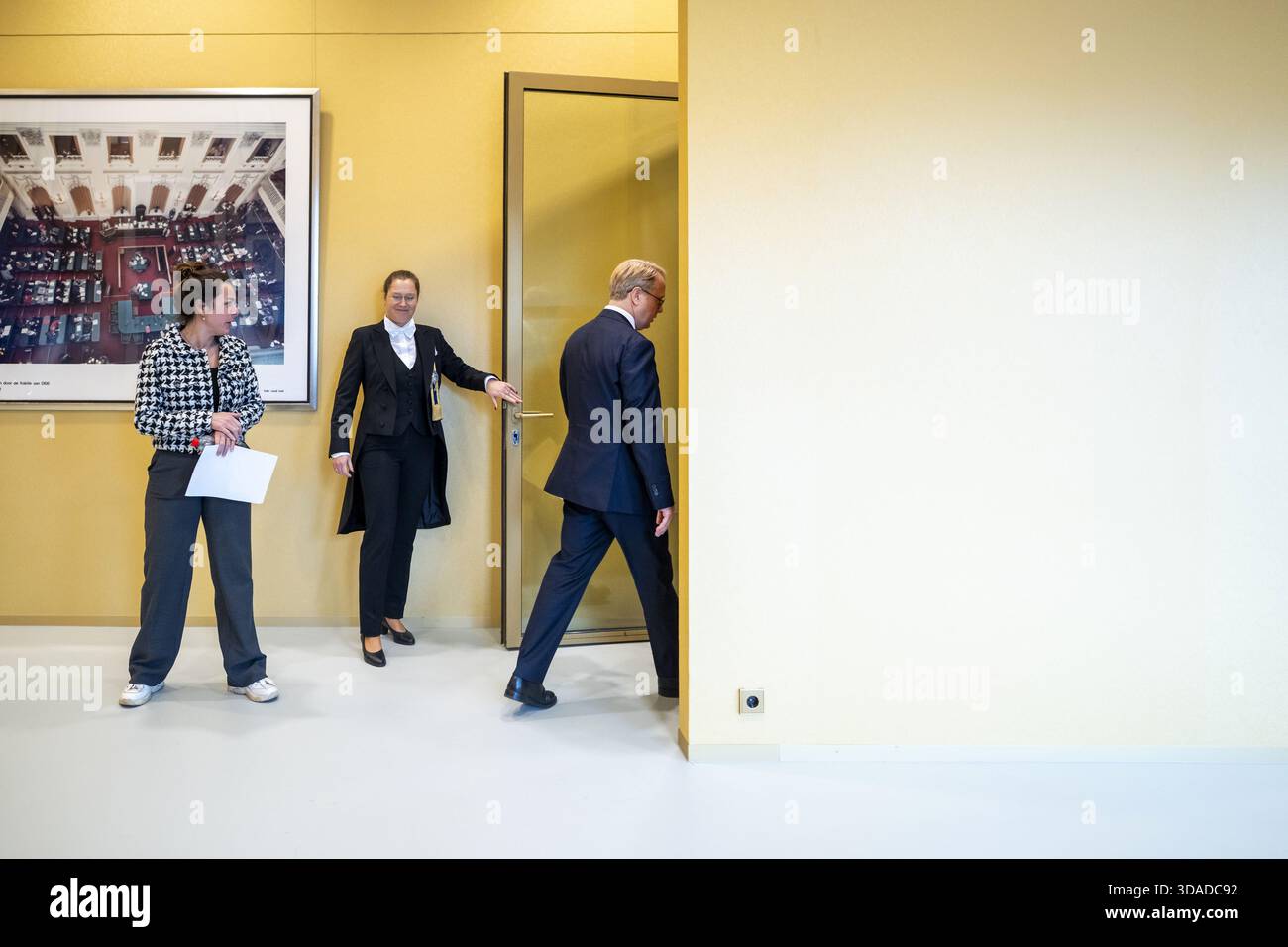 THE HAGUE - Robert Tieman before a two-minute debate on aviation. ANP ...
