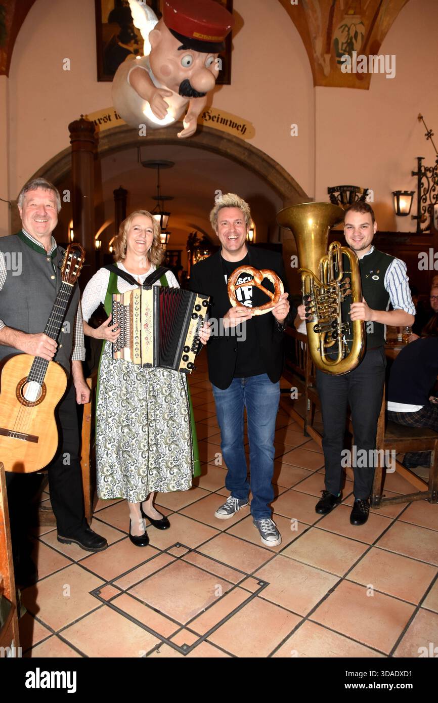 Sascha Grammel Puppenspieler Bauchredner mit Hofbraeuhaus Musikanten ...
