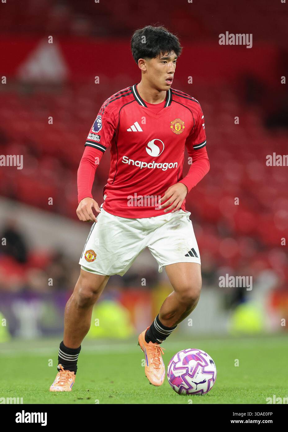 Manchester, England, 9th December 2025. Jariyah Shah of Manchester ...