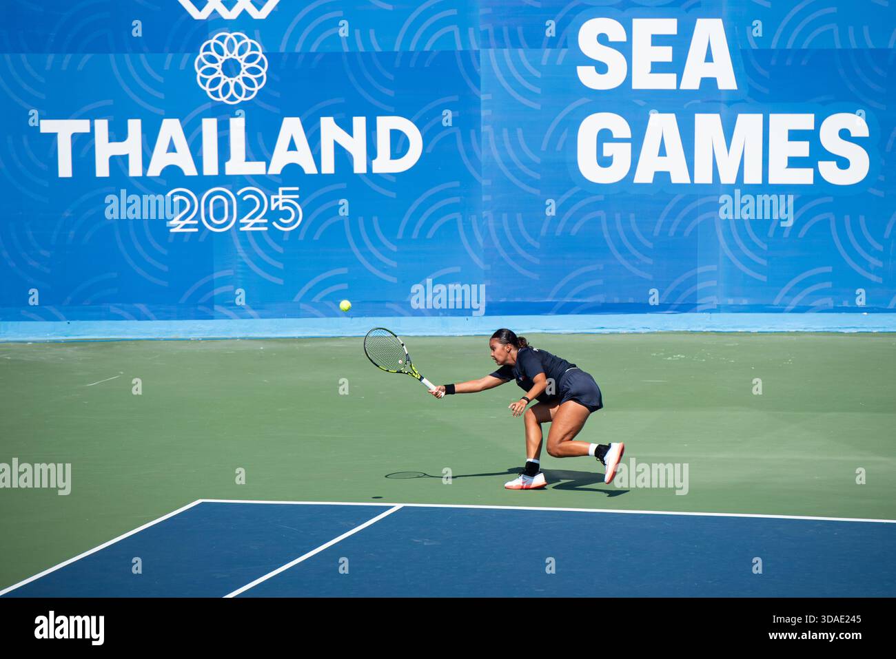 Alexa MILLIAM (BLACK) of Philippines returns a shot against Nguyen LY ...