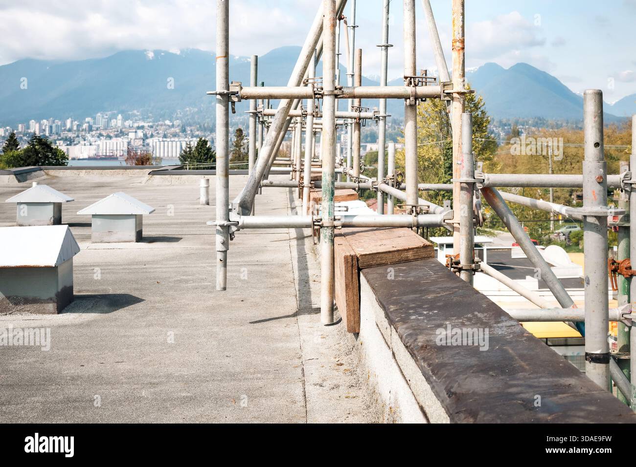 Industrial rooftop edge hi-res stock photography and images - Alamy
