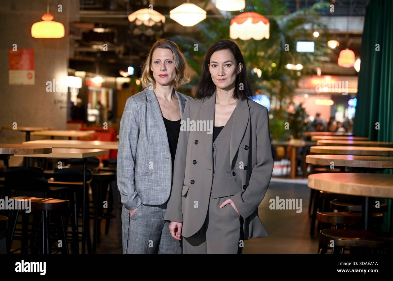 PRODUCTION - 03 December 2025, Berlin: The actresses Anja Pahl (l) and ...