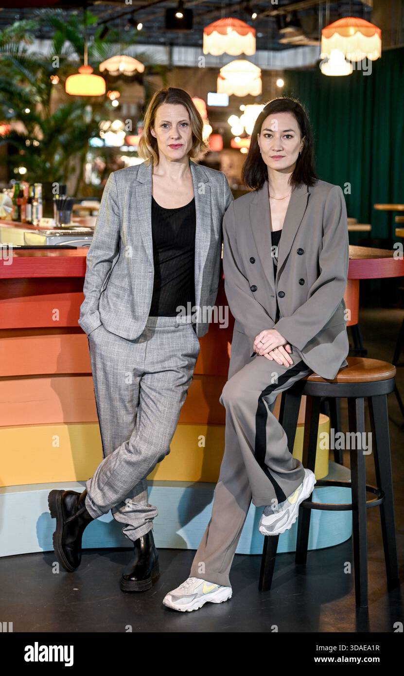 PRODUCTION - 03 December 2025, Berlin: The actresses Anja Pahl (l) and ...