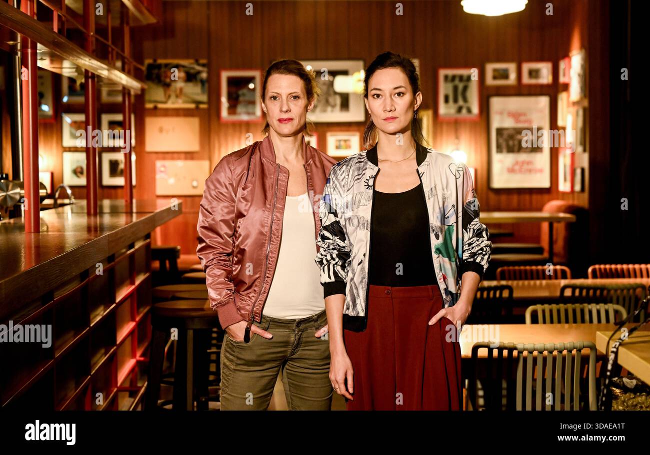 PRODUCTION - 03 December 2025, Berlin: The actresses Anja Pahl (l) and ...