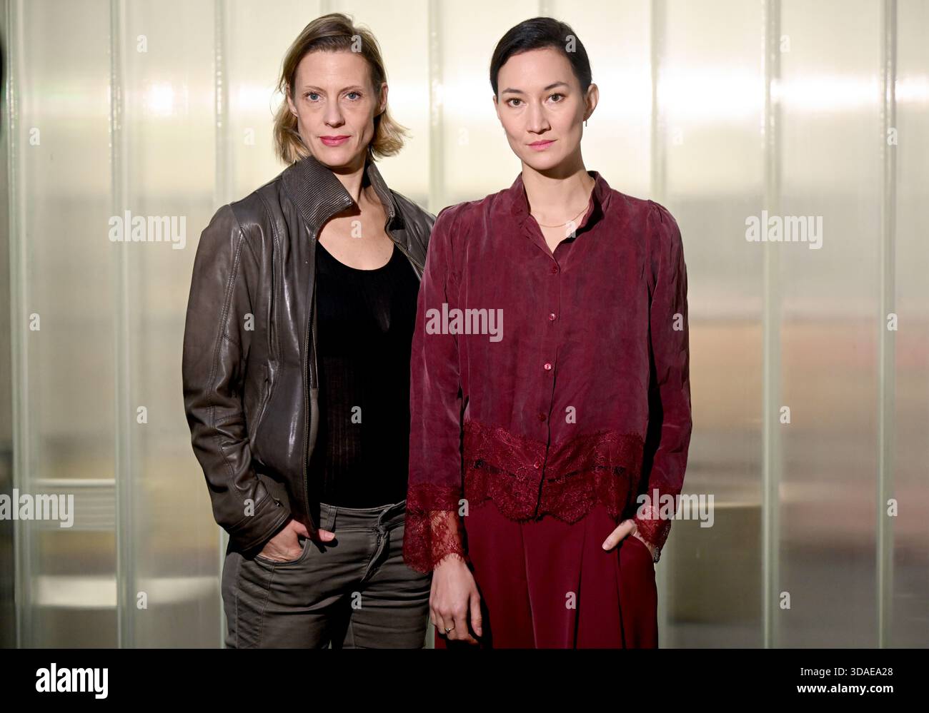 PRODUCTION - 03 December 2025, Berlin: The actresses Anja Pahl (l) and ...