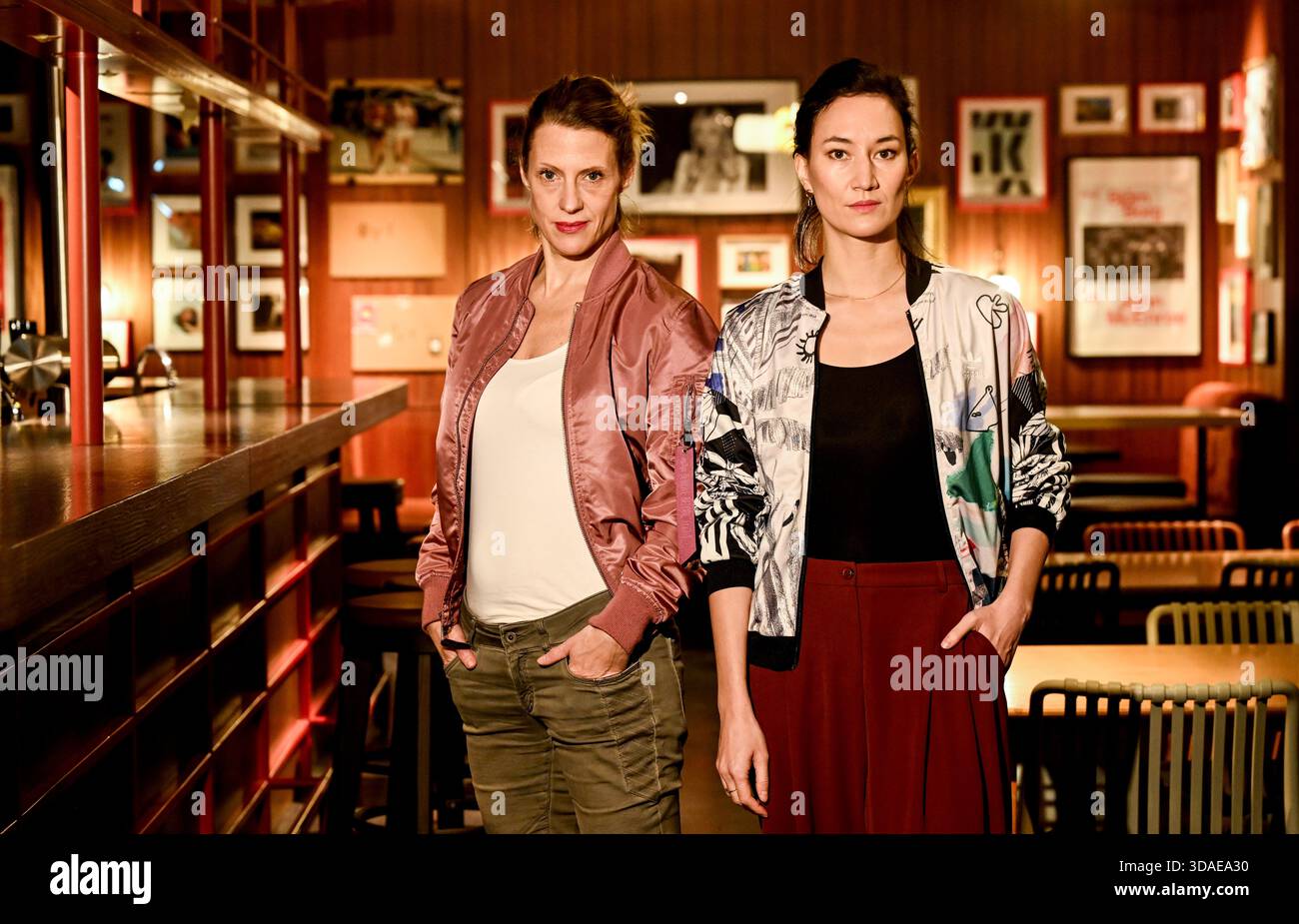 PRODUCTION - 03 December 2025, Berlin: The actresses Anja Pahl (l) and ...