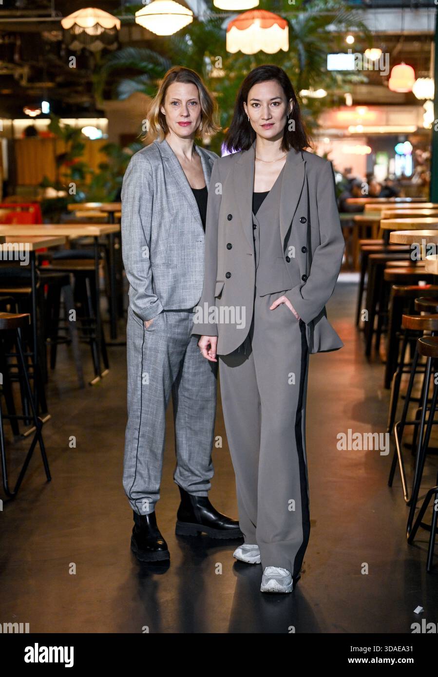 PRODUCTION - 03 December 2025, Berlin: The actresses Anja Pahl (l) and ...