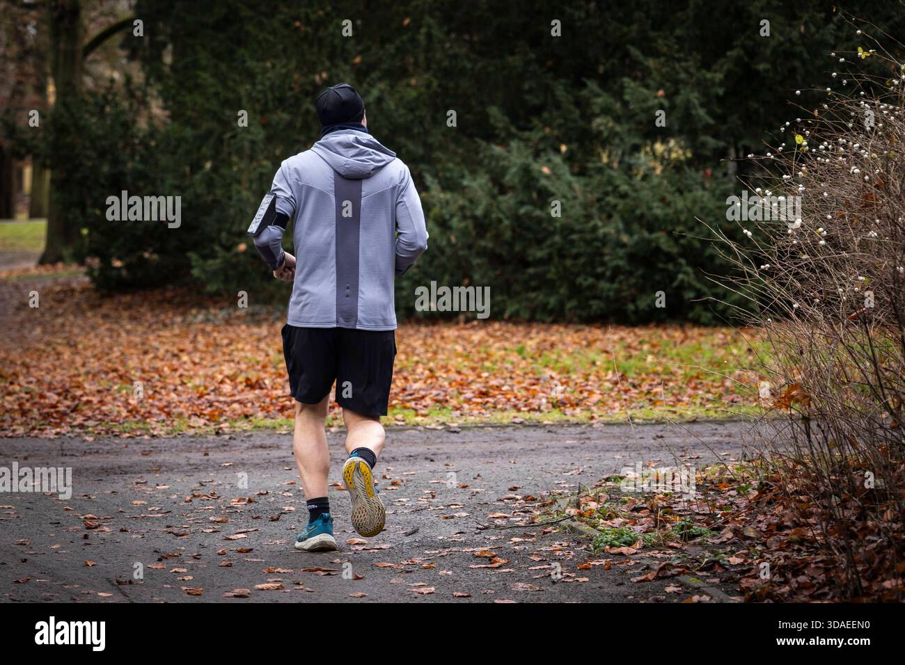 Ein Mann joggt durch einen Park, aufgenommen in Berlin, 10.12.2025 ...