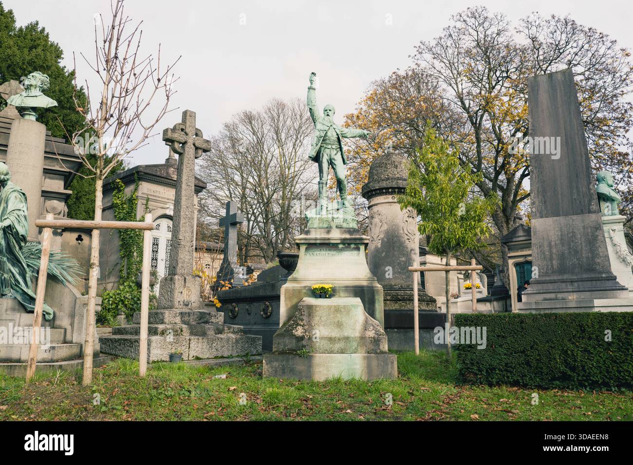 Pere-Lachaise Cemetery, the Pere-Lachaise cemetery is the largest ...