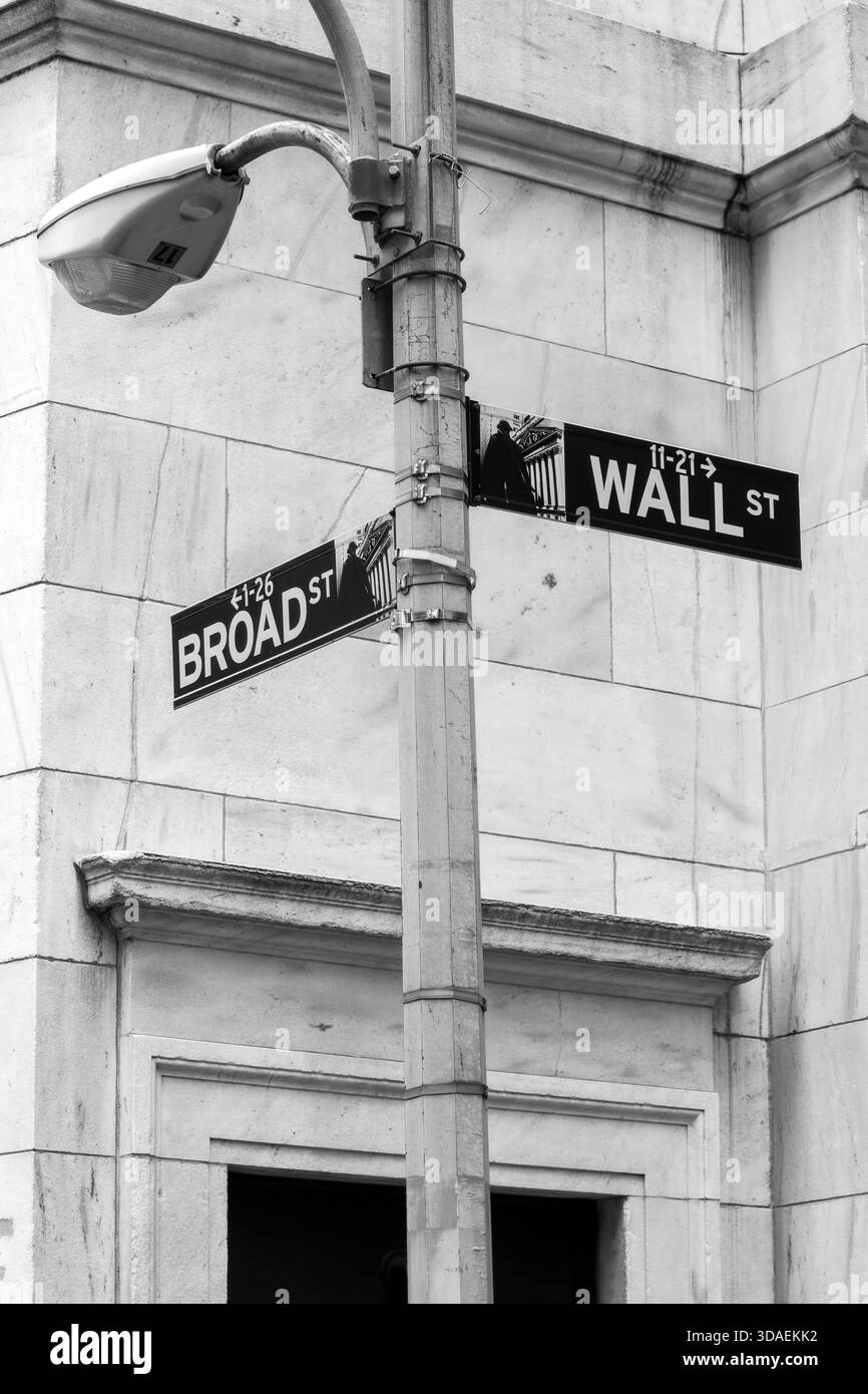 Street corner and sign Black and White Stock Photos & Images - Alamy