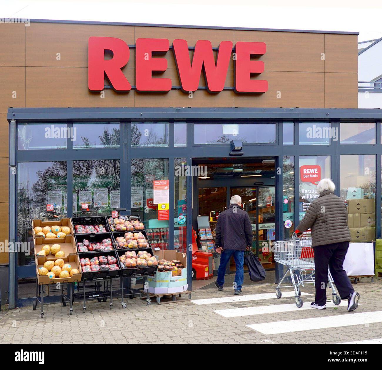 REWE Filiale - gesehen am 10.12.2025 i Hannover *** REWE store seen on ...