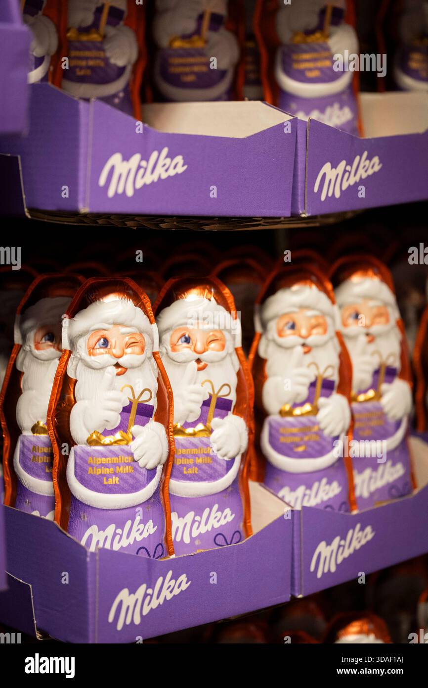 Milka Schokoladenweihnachtsmänner stehen in einem Aufsteller in einem ...