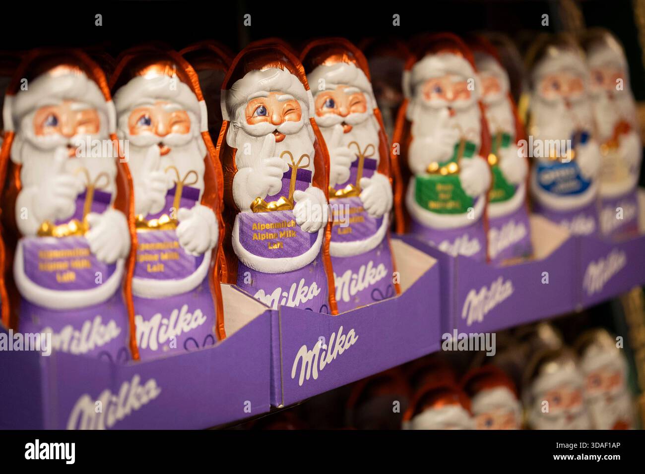 Milka Schokoladenweihnachtsmänner stehen in einem Aufsteller in einem ...