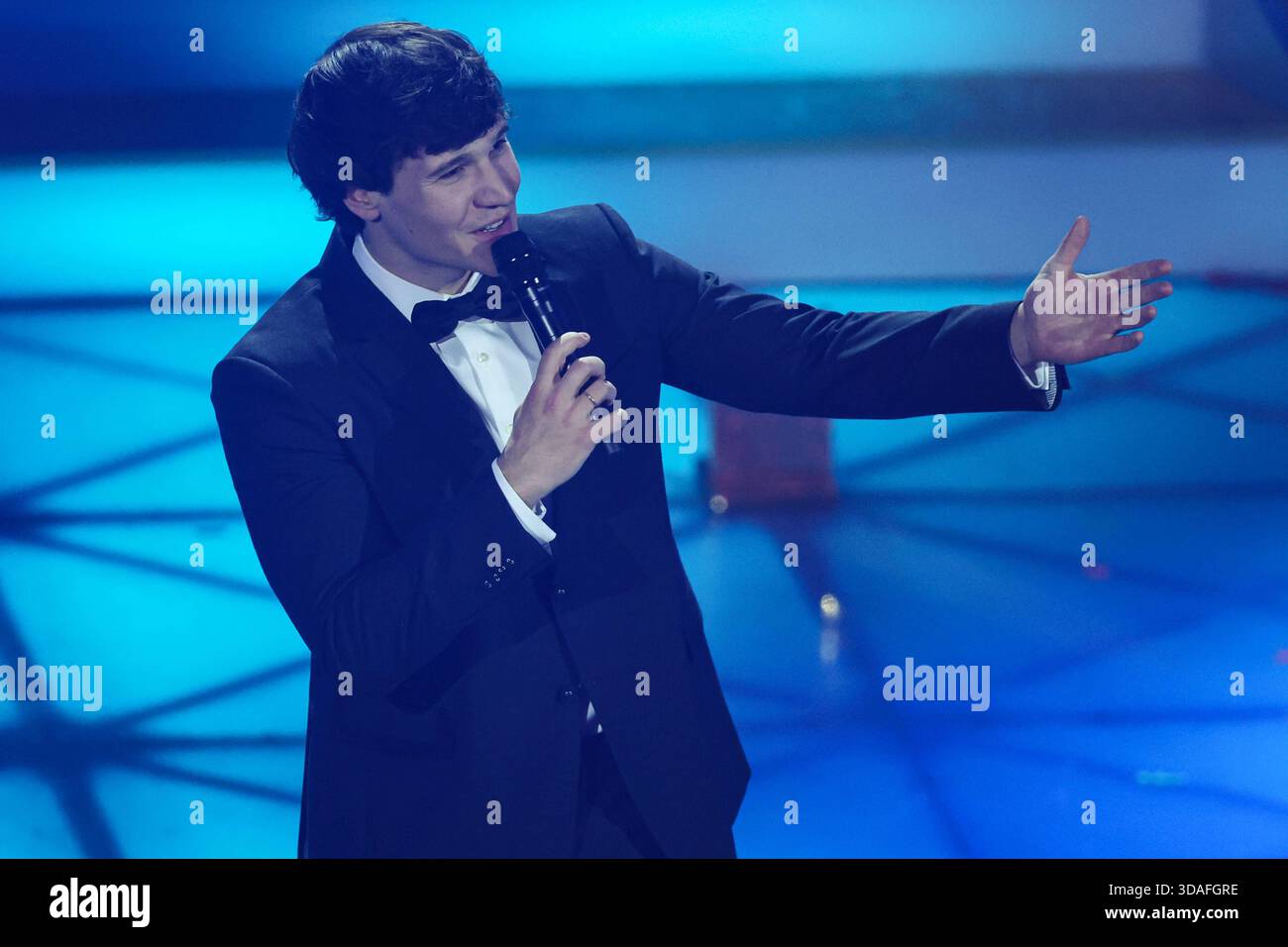 Saenger Wincent Weiss - ARD Live Show Adventsfest der 100.000 Lichter ...