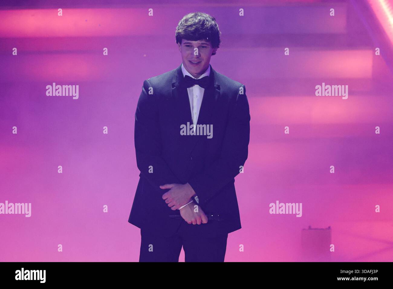 Saenger Wincent Weiss - ARD Live Show Adventsfest der 100.000 Lichter ...