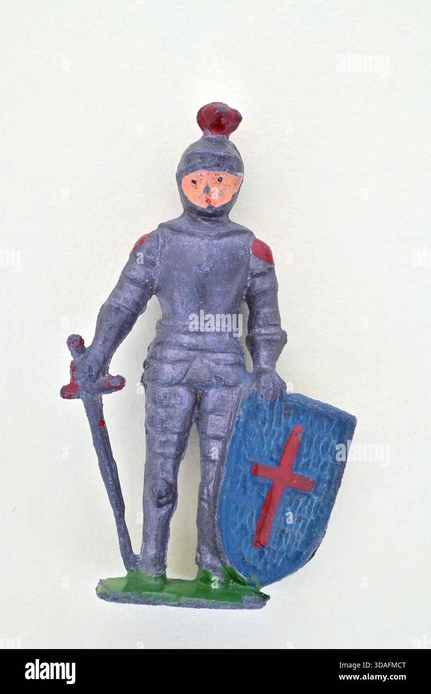 Vintage lead model of medieval English Knight or Crusader in armour ...