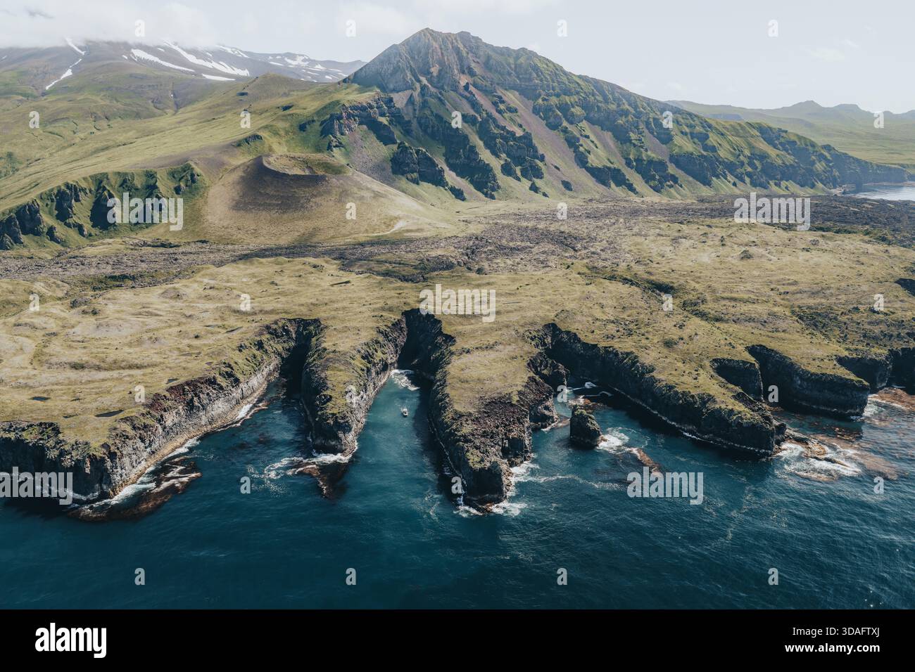 Akutan peak hi-res stock photography and images - Alamy