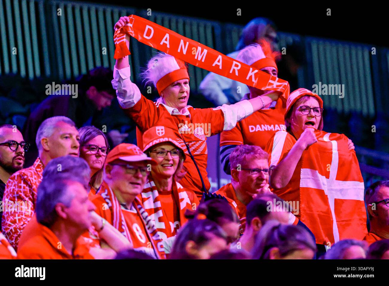 Denmark netherlands women handball hi-res stock photography and images ...