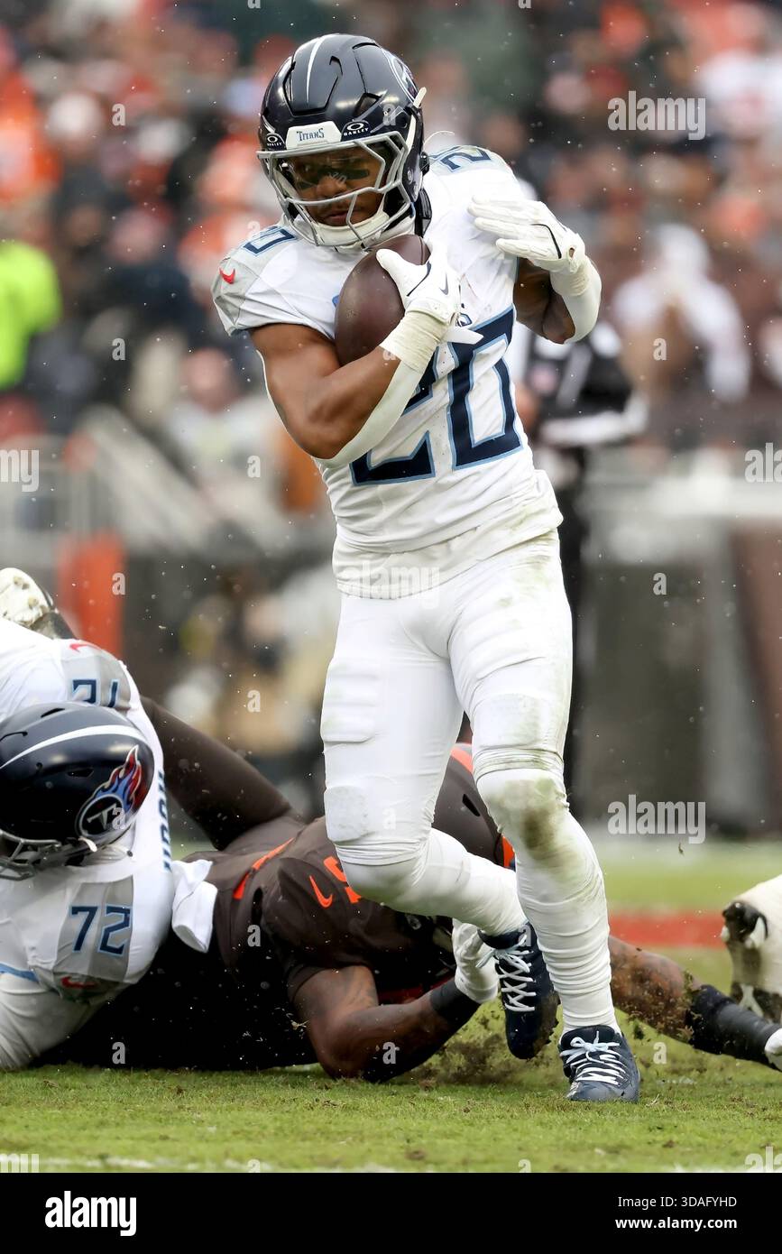 Tennessee Titans running back Tony Pollard (20) runs with the ball ...