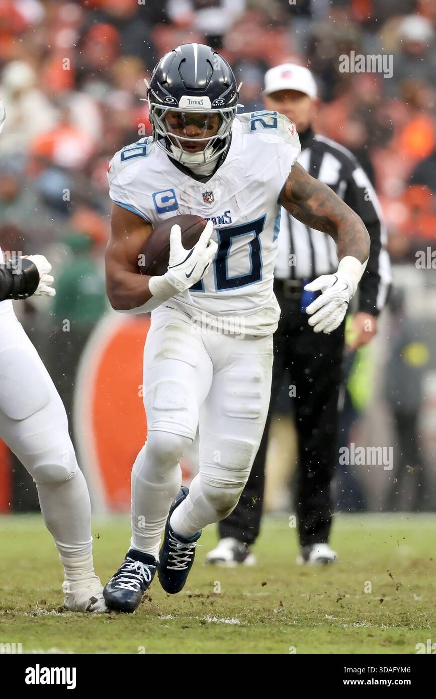 Tennessee Titans running back Tony Pollard (20) runs with the ball ...